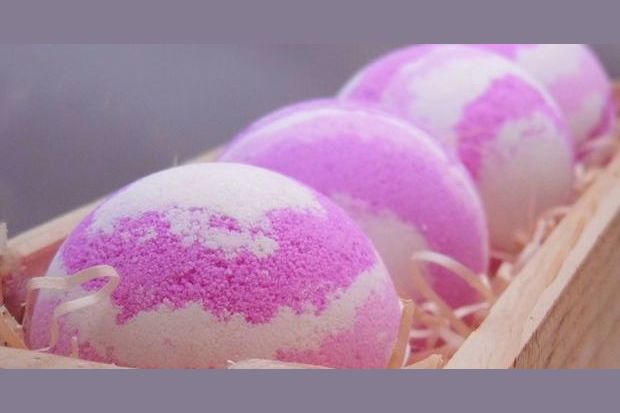 We're going to take Fizzy Bath Bombs to the next level right now!