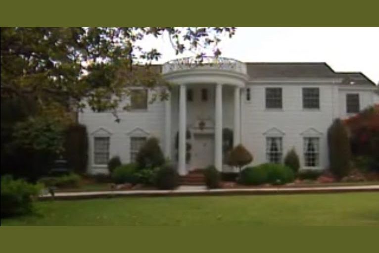 How Well Do You Know These Iconic 90s TV Houses?