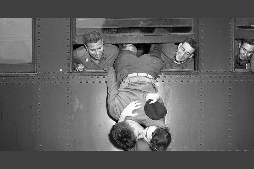 These Vintage Photos Of Couples During War Time Will Remind You That ...