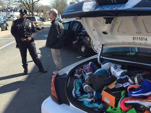 This Police Officer Goes WAY Beyond The Call Of Duty To Help The Homeless!